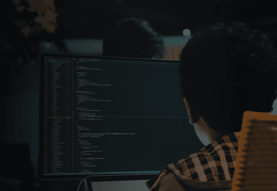 Joven estudiando la carrera de programación a remoto